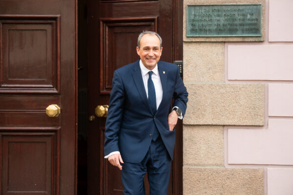 Contact – lyndonfarnham.je Chief Minister